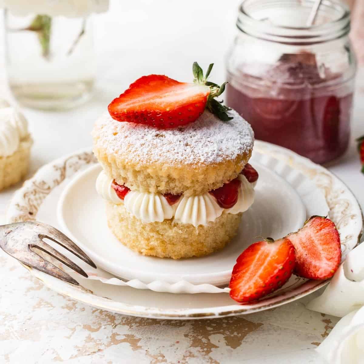 Victoria Sponge Cupcakes | Emma Duckworth Bakes